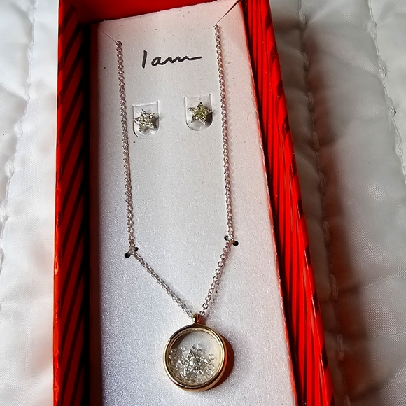 I am | Jewelry | Brand New Holiday Floating Star Locket Necklace ...